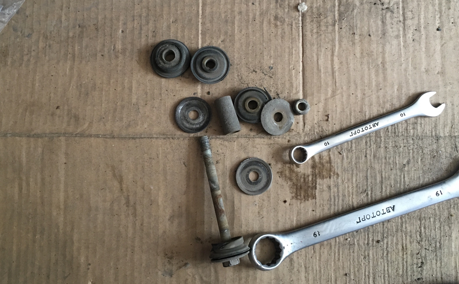 Замена стоек стабилизатора — Toyota Will Cypha, 1,3 л, 2003 года ...