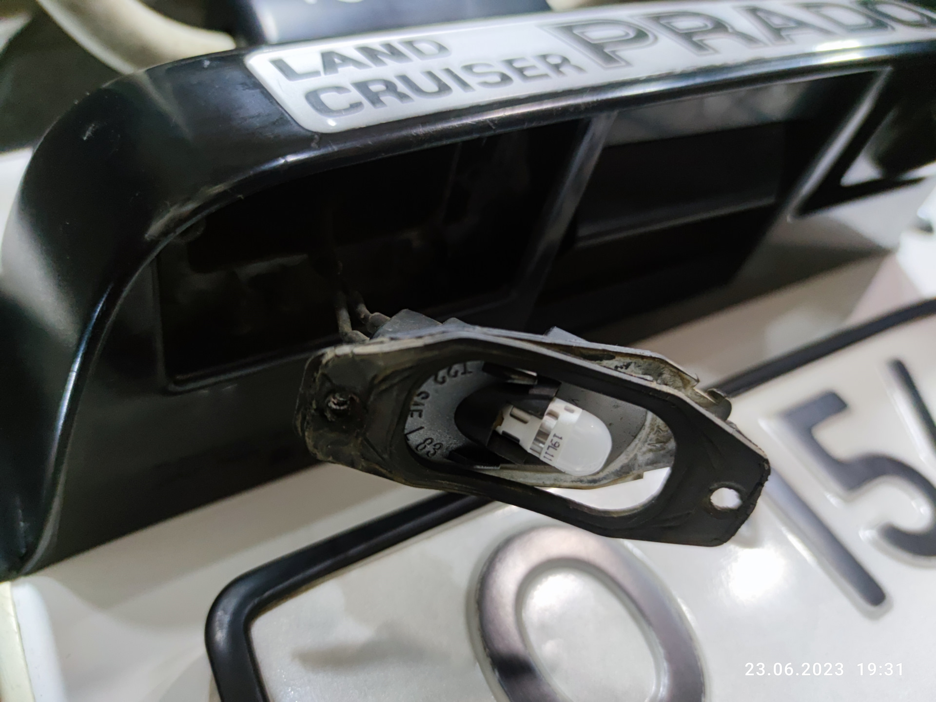 271. Замена/ремонт прокладки ручки двери багажника и замена стекла и ...