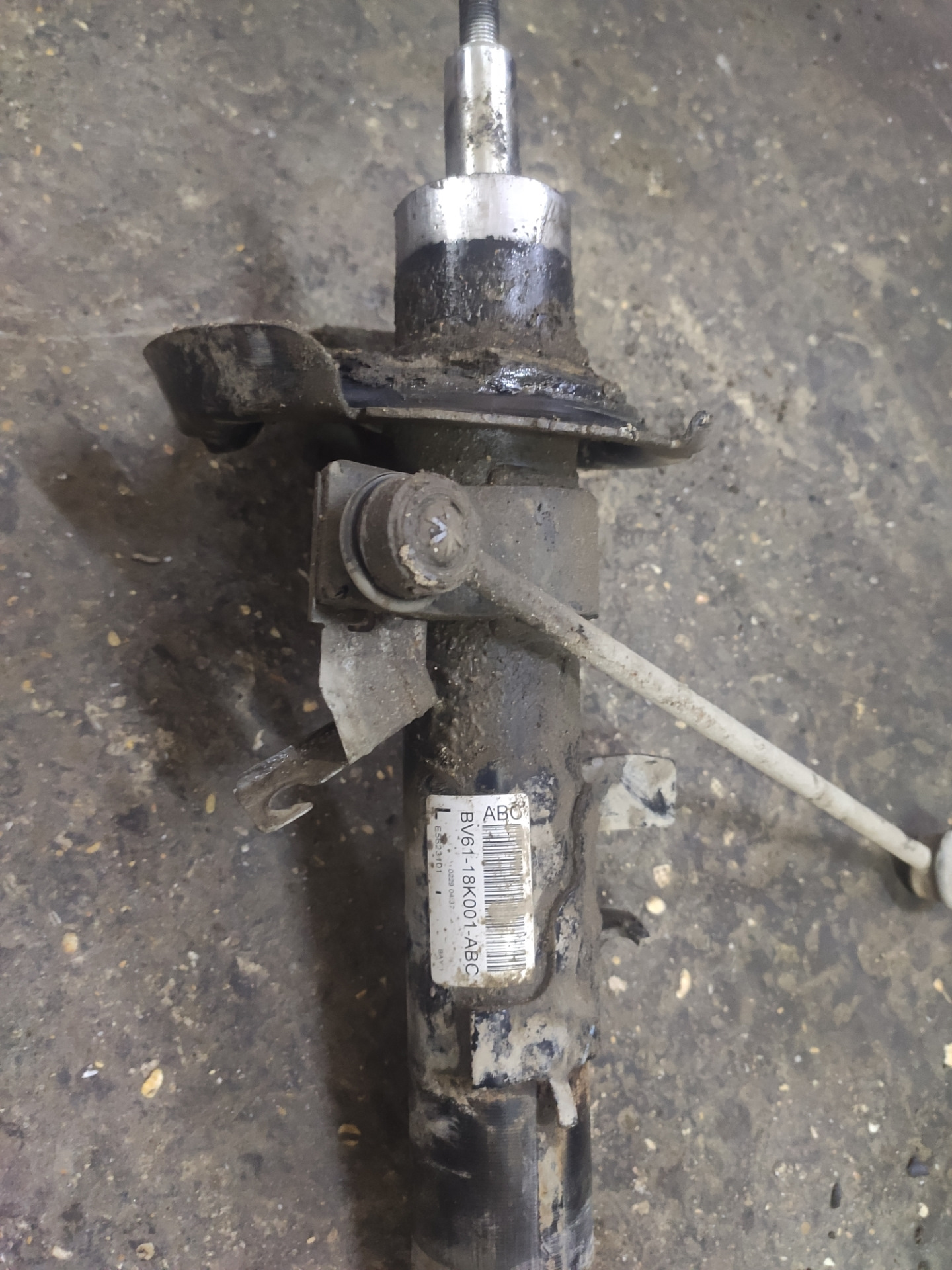 Замена передних Амортов — Ford Focus Hatchback III, 2 л, 2012 года ...