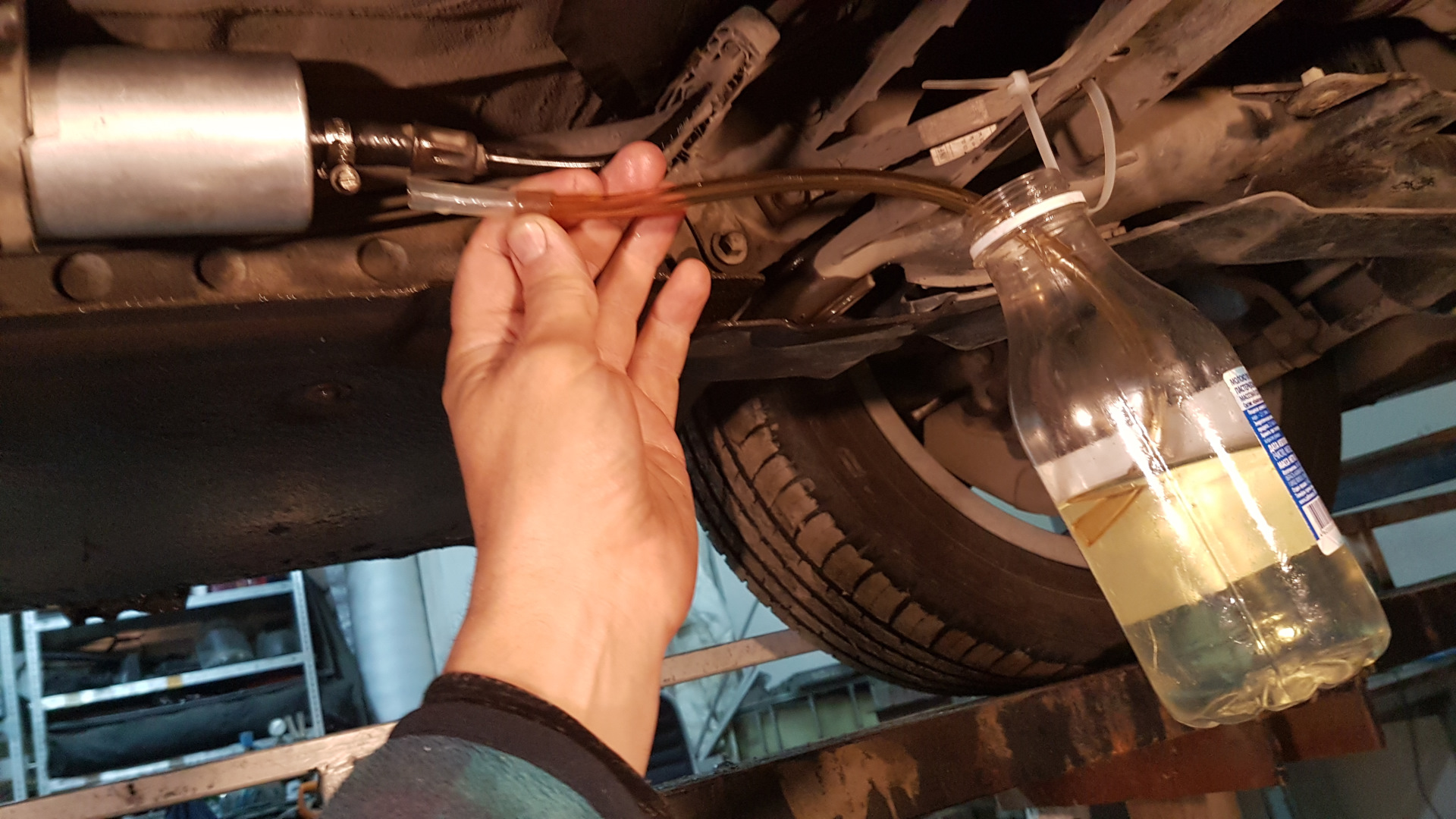 14. Замена топливного фильтра N47D20c — BMW X1 (E84), 2 л, 2012 года ...