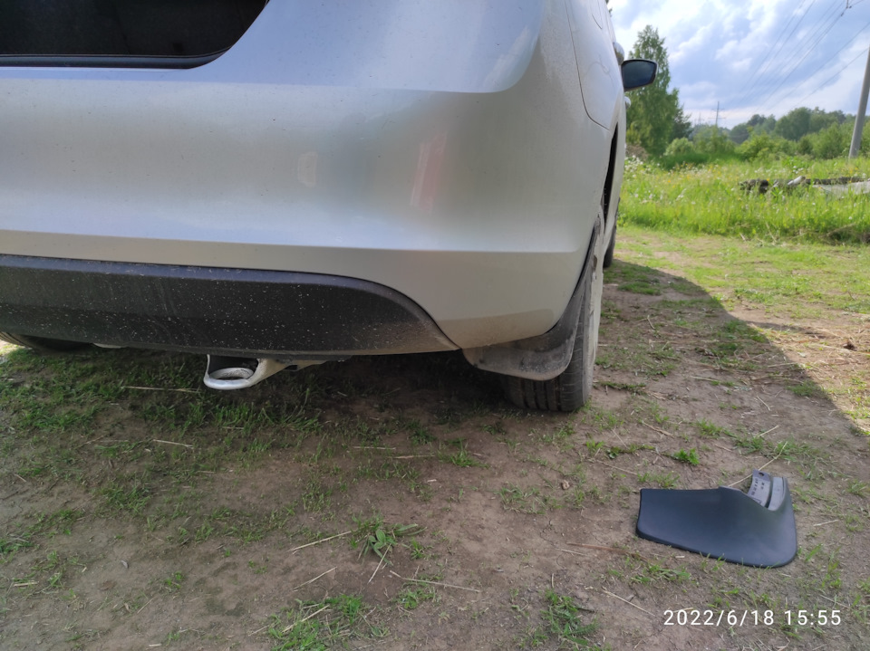 Замена задних брызговиков — Skoda Rapid (1G), 1,6 л, 2014 года | своими ...