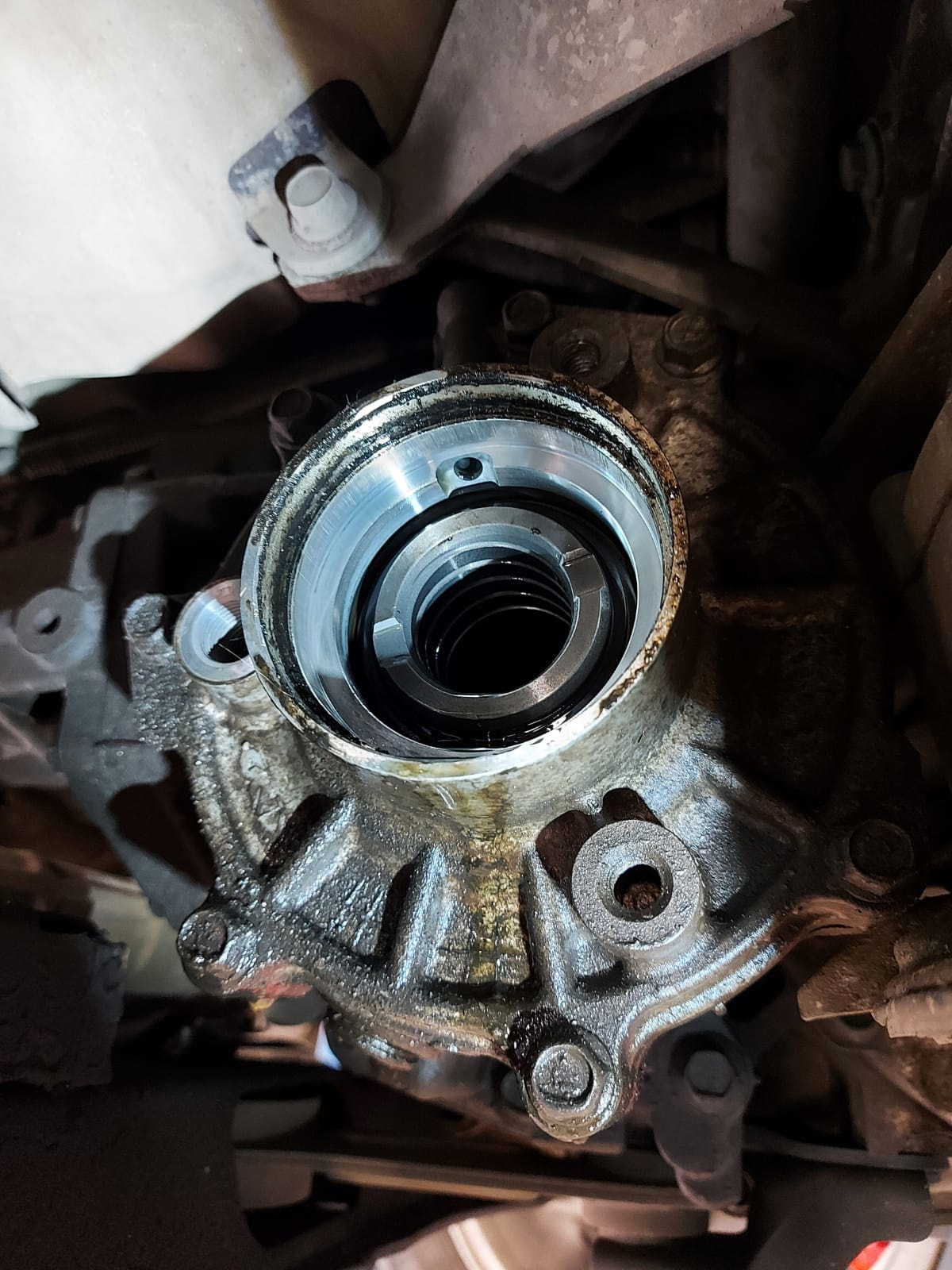 Замена сальника правого привода — Mitsubishi Outlander (3G), 2,4 л ...