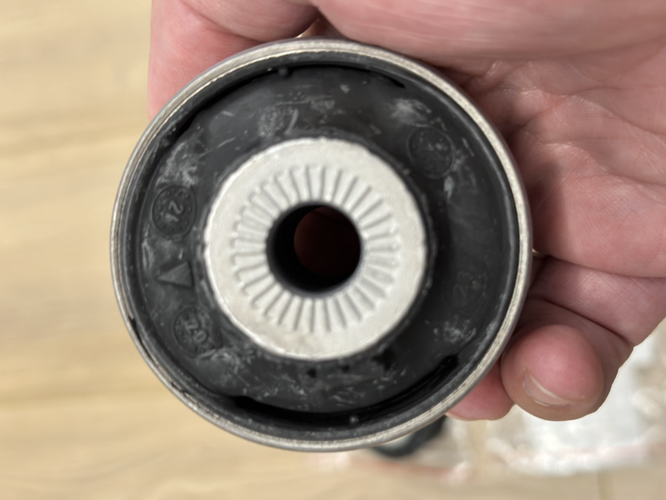 Сайлеты передних рычагов — Volkswagen Golf Mk7, 1,4 л, 2018 года ...