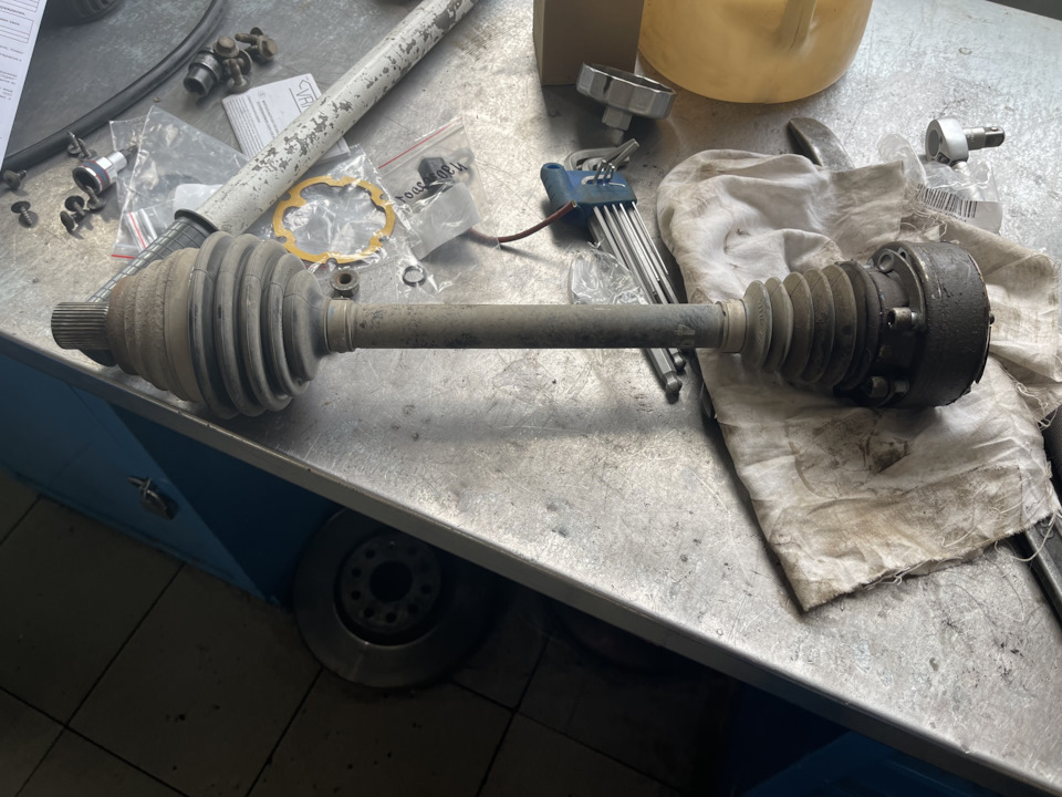 Замена левого сальника привода. Замена масла в МКПП. — Volkswagen Jetta ...