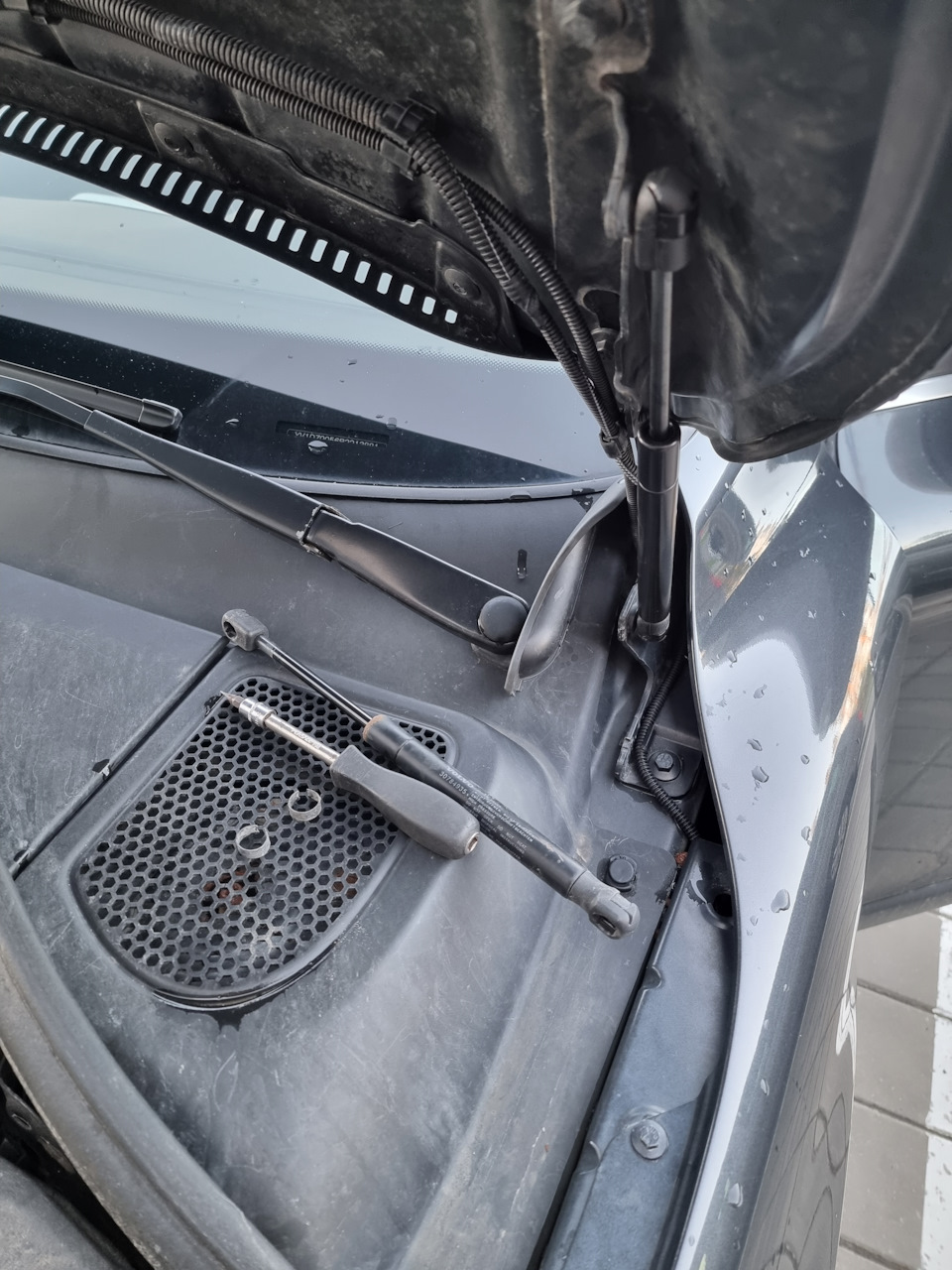 Замена газовых упоров капота — Volvo XC60 (1G), 3 л, 2011 года | своими ...