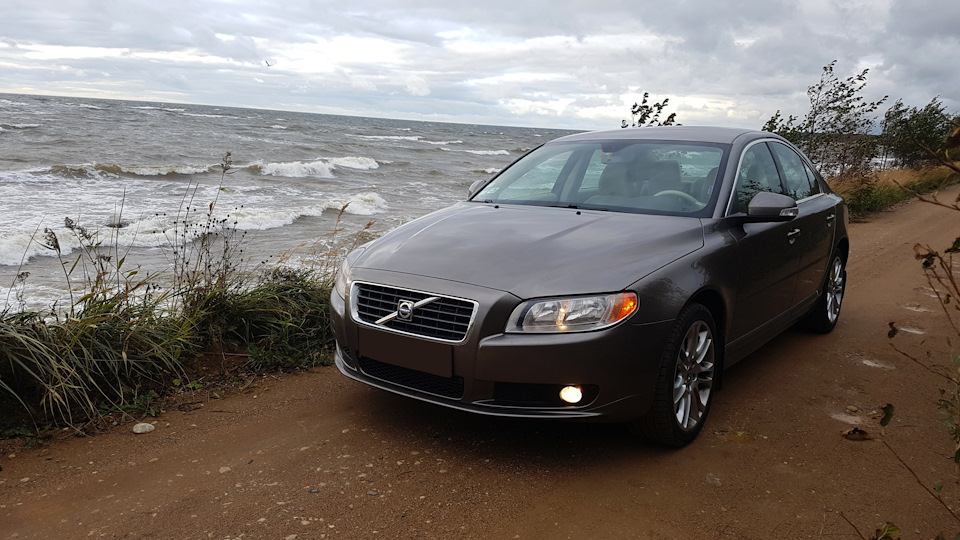 Замена заливной горловины омывающей жидкости. — Volvo S80 (2G), 2,5 л ...