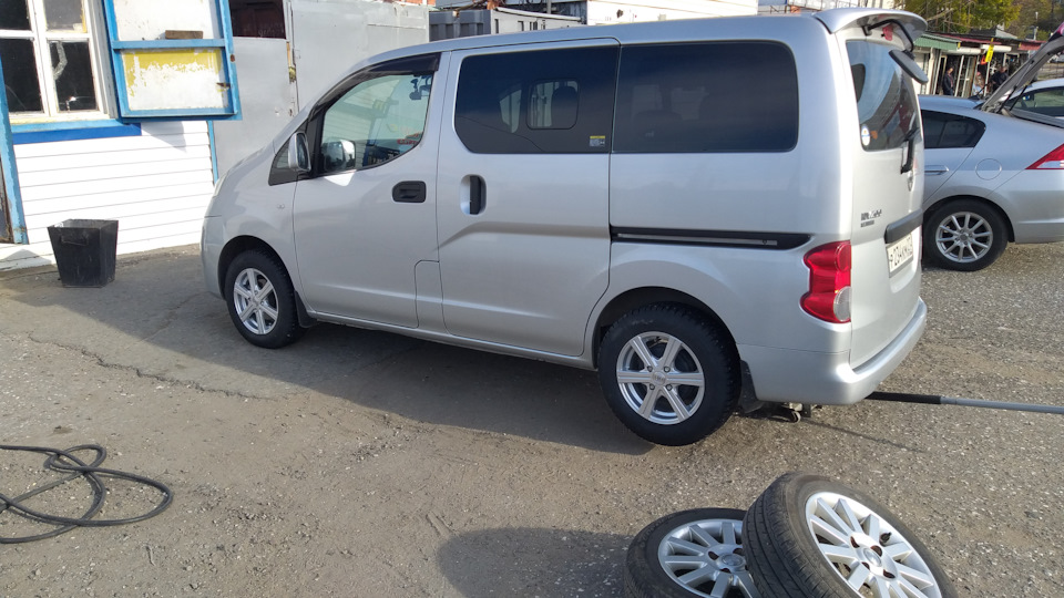 Установка зимнего комплекта. — Nissan NV200, 1,6 л, 2016 года | шины | DRIVE2