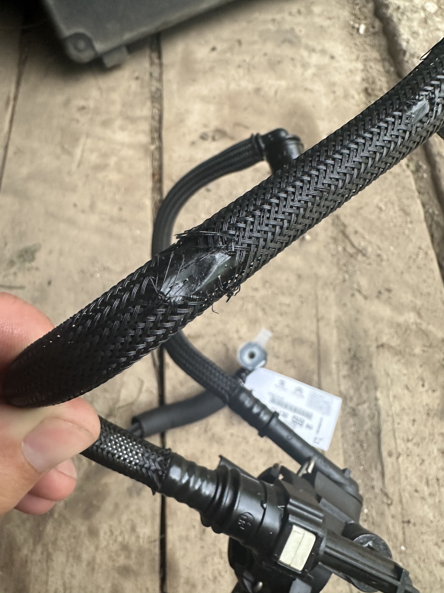 Топливная трубка и амортизатор воздушного фильтра — Peugeot 5008 (1G ...