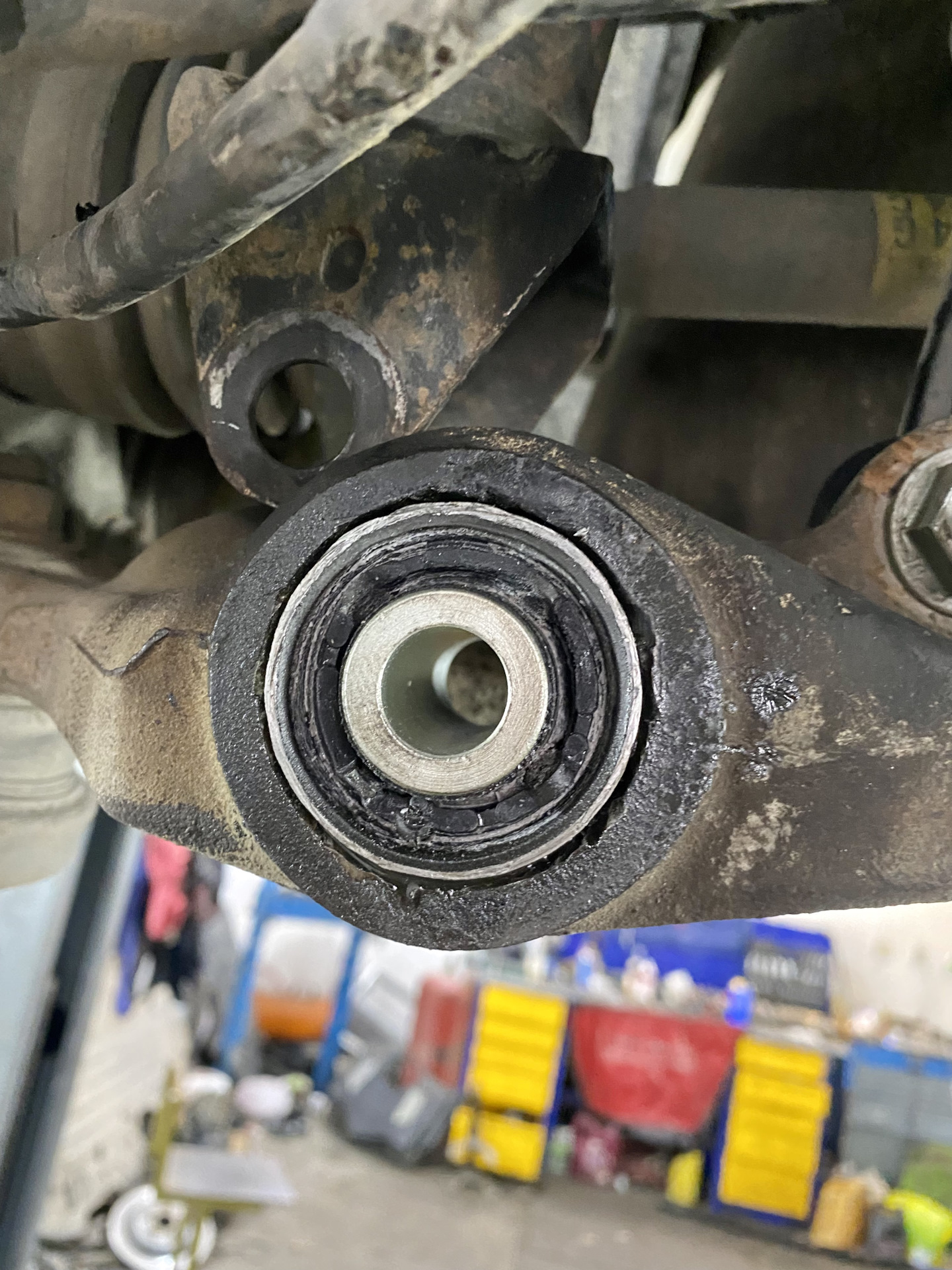 Сайлентблоки верхних рычагов X164 — Mercedes-Benz GL-Class (X164), 5,5 ...