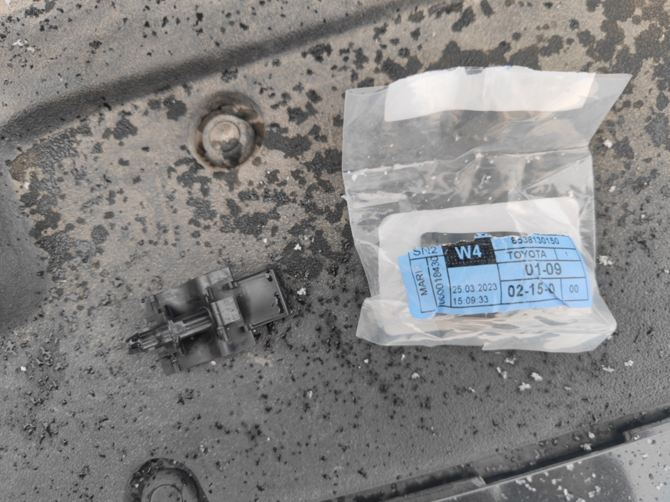 Замена форсунок омывателя лобового стекла Toyota Camry V55 — Toyota ...