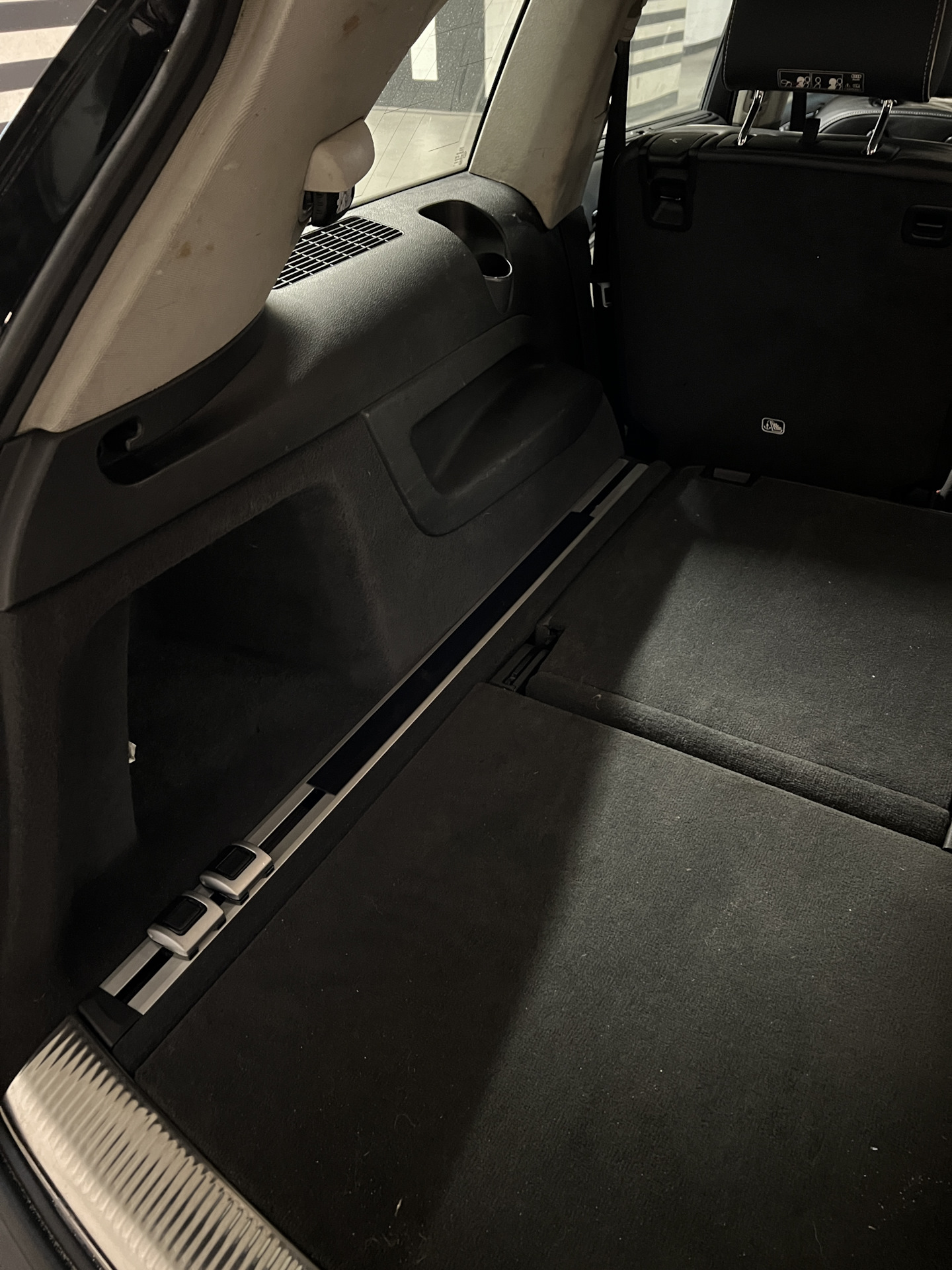 Система крепления груза в багажник — Audi Q7 (1G), 3 л, 2008 года ...