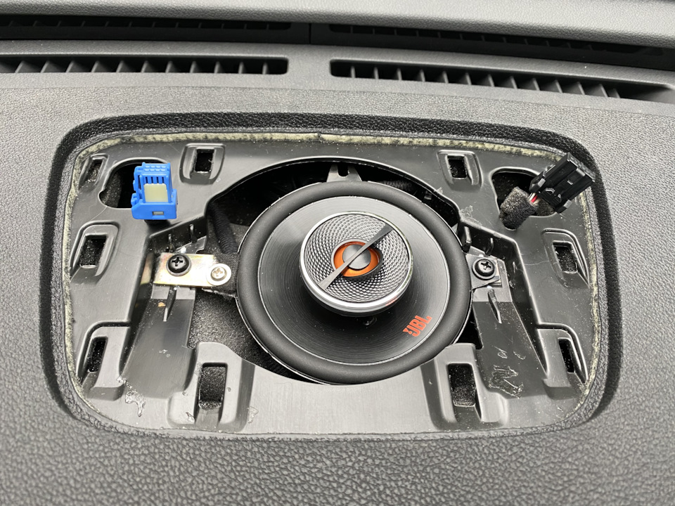 Центральный динамик JBL GX428 в штатное место — KIA Sorento (3G), 2,2 л ...