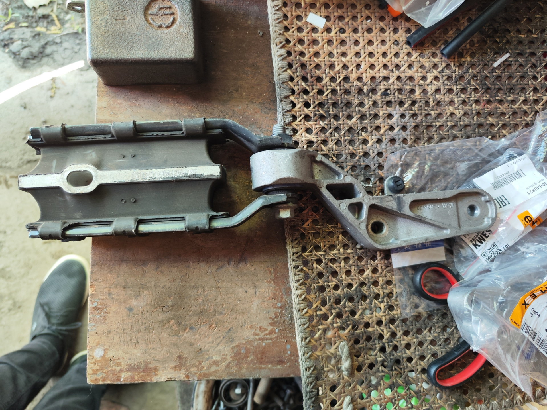 Дополнительная опора АКПП — Volvo S80 (2G), 2,5 л, 2007 года | своими ...