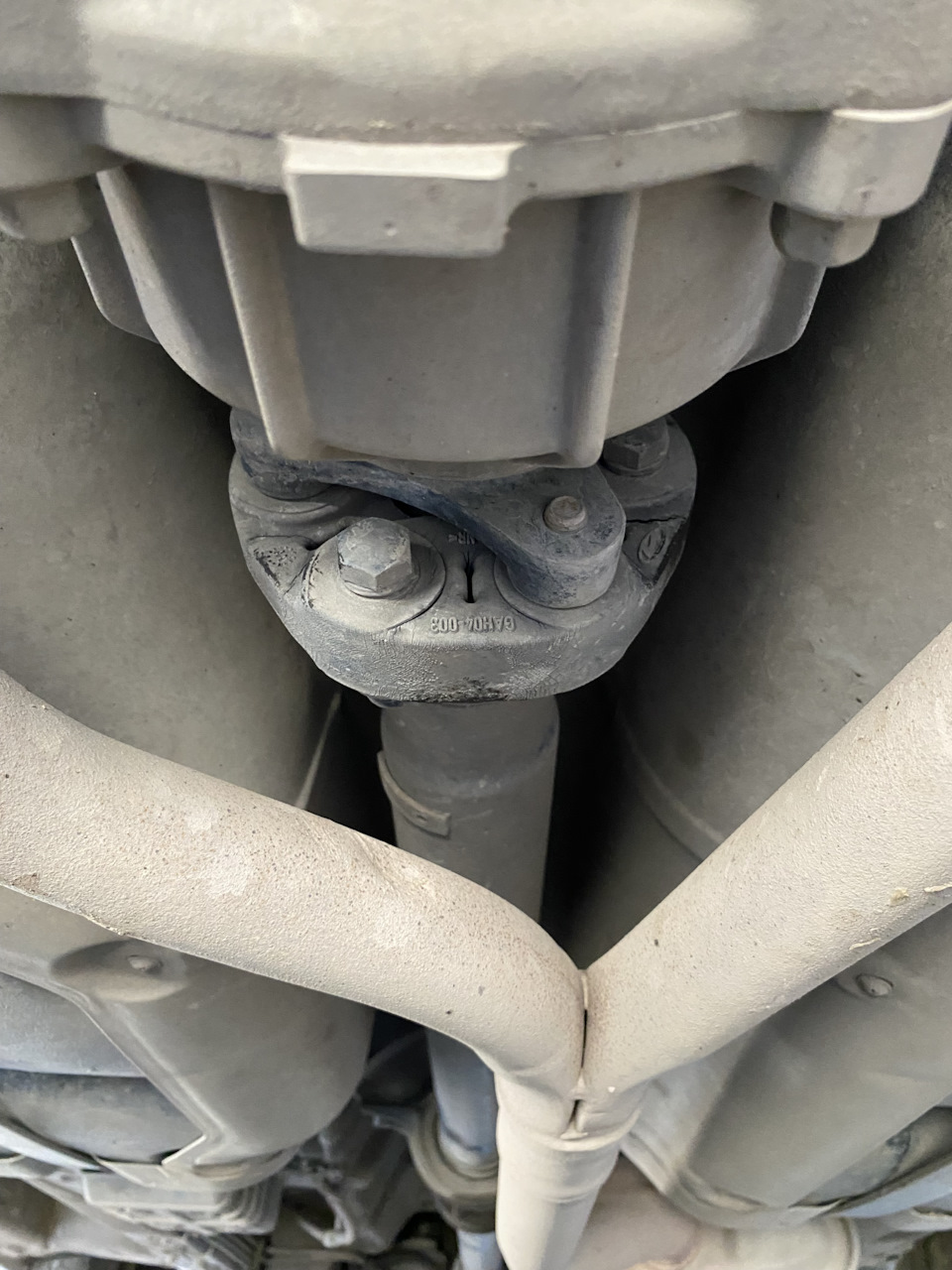 Замена подвесного подшипника карданного вала — Hyundai Santa Fe (2G), 2 ...