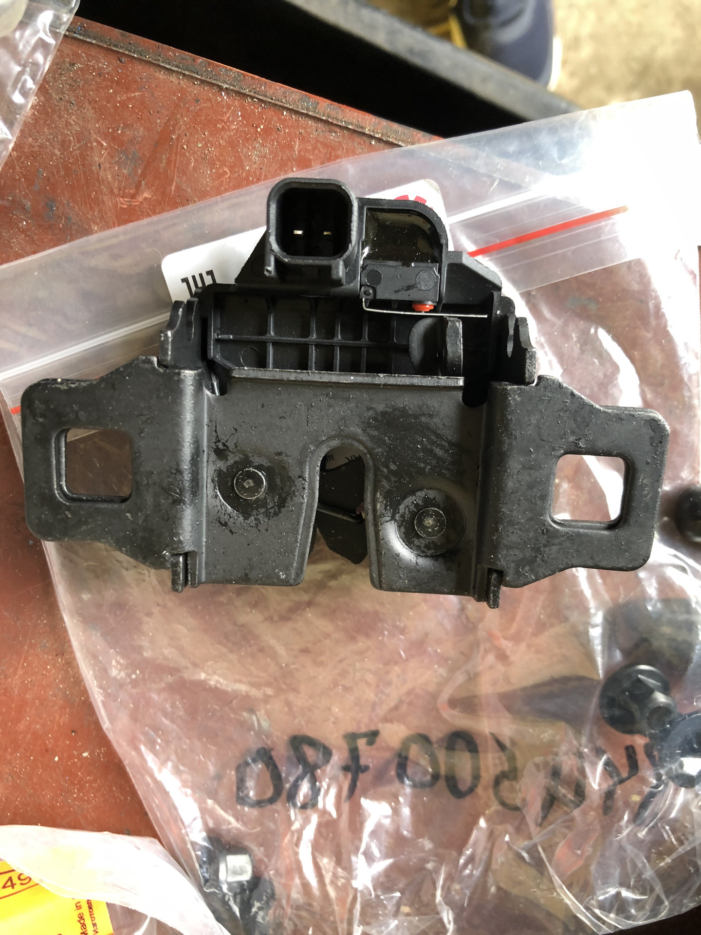 Замена тормозных колодок и замка капота — Land Rover Freelander 2 (L359 ...