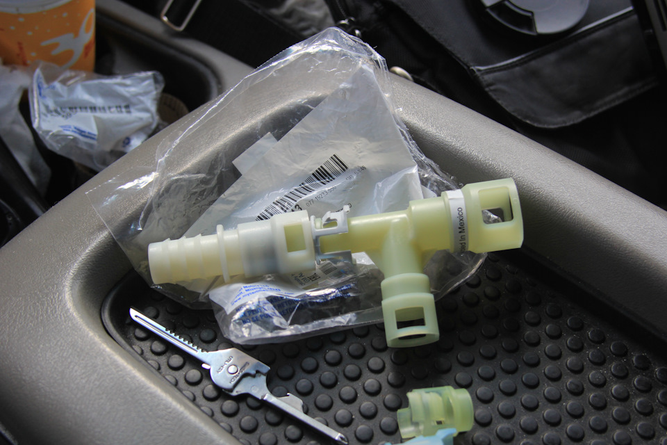 Невинный белый фитинг печки… — Chevrolet Suburban (10G), 5,3 л, 2005 ...