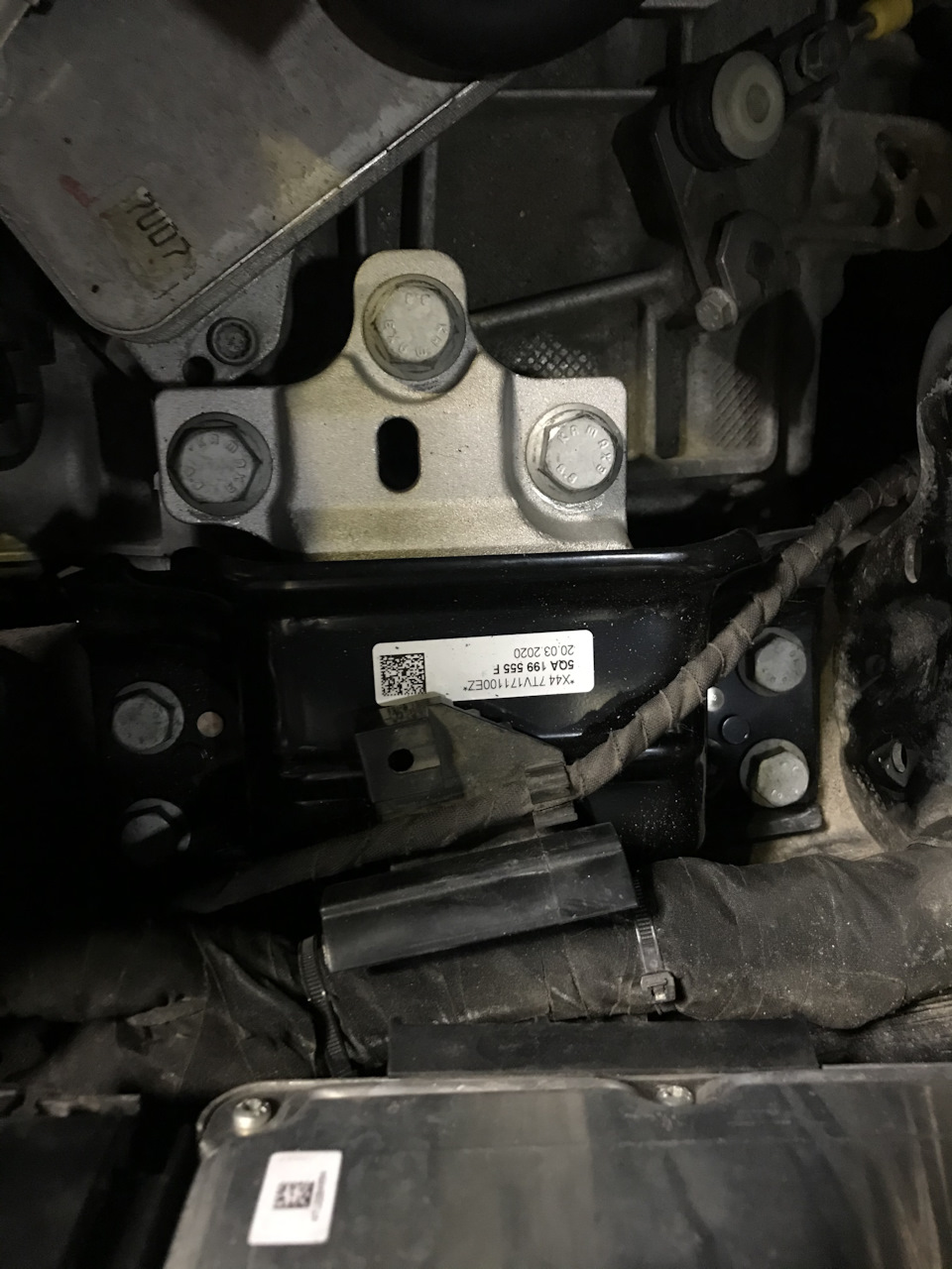 5QA199555F Подушка (опора) КПП VAG | Запчасти на DRIVE2