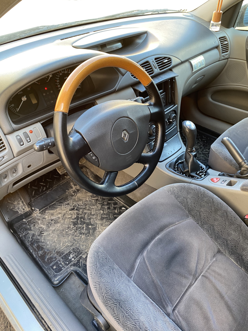 Руль с деревянной вставкой. Установка. — Renault Laguna II, 1,8 л, 2002 ...