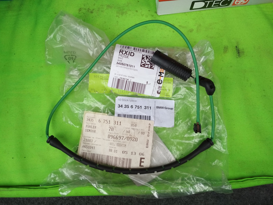 Замена тормозных колодок перед. — BMW 3 series (E46), 3 л, 2002 года ...