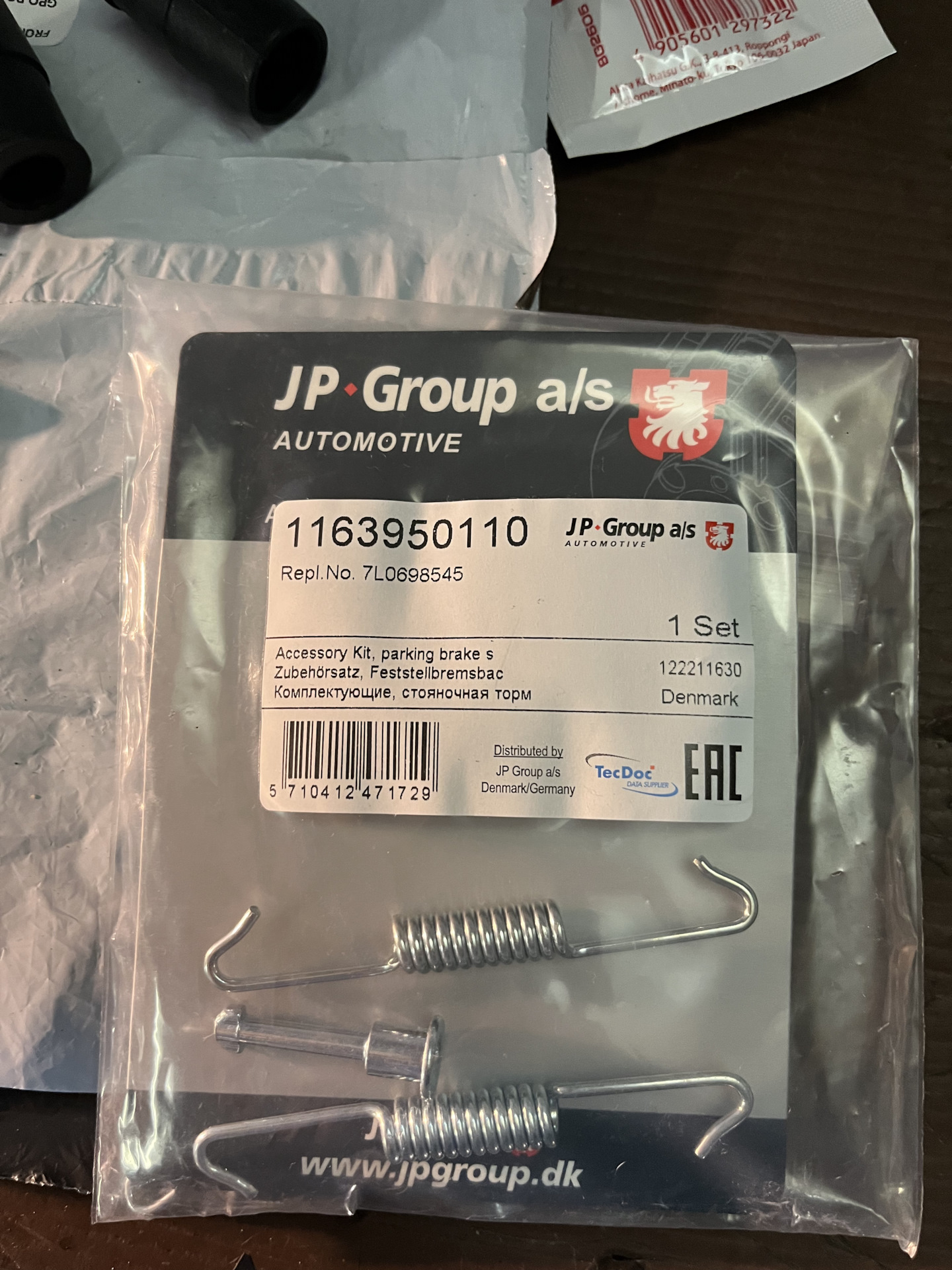 Замена задних тормозных колодок и поршня — Ford Maverick II, 2,3 л ...