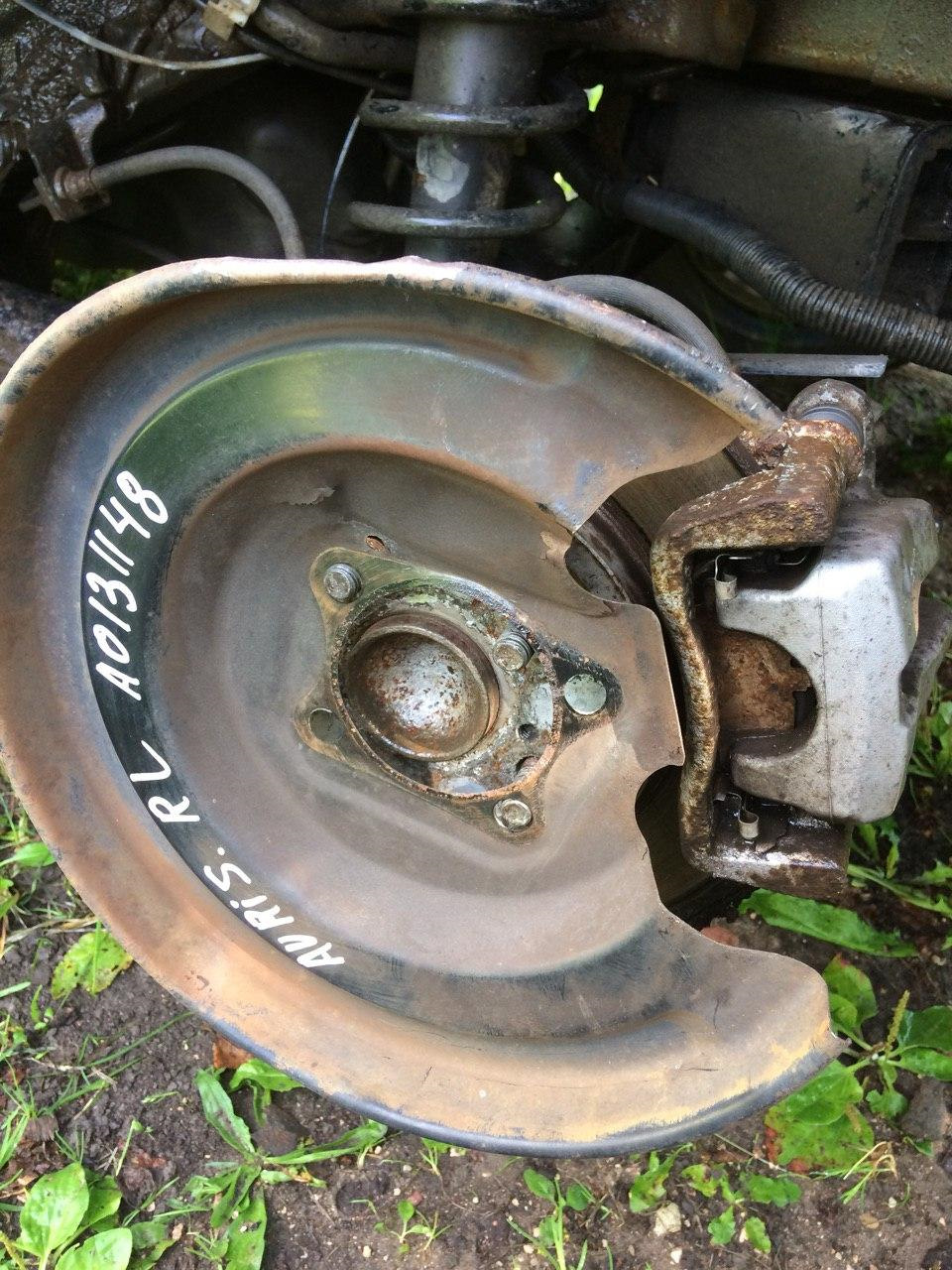 Пыльник заднего тормозного диска — Toyota Matrix (2G), 1,8 л, 2009 года ...