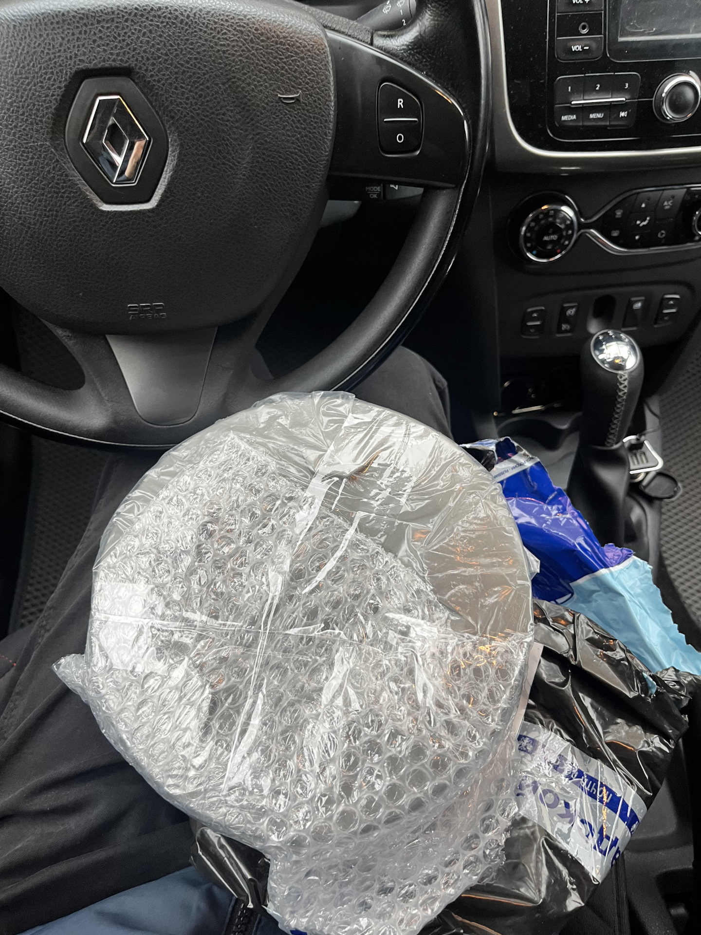 Декоративные колпаки ступиц. — Renault Sandero 2G, 1,6 л, 2015 года ...