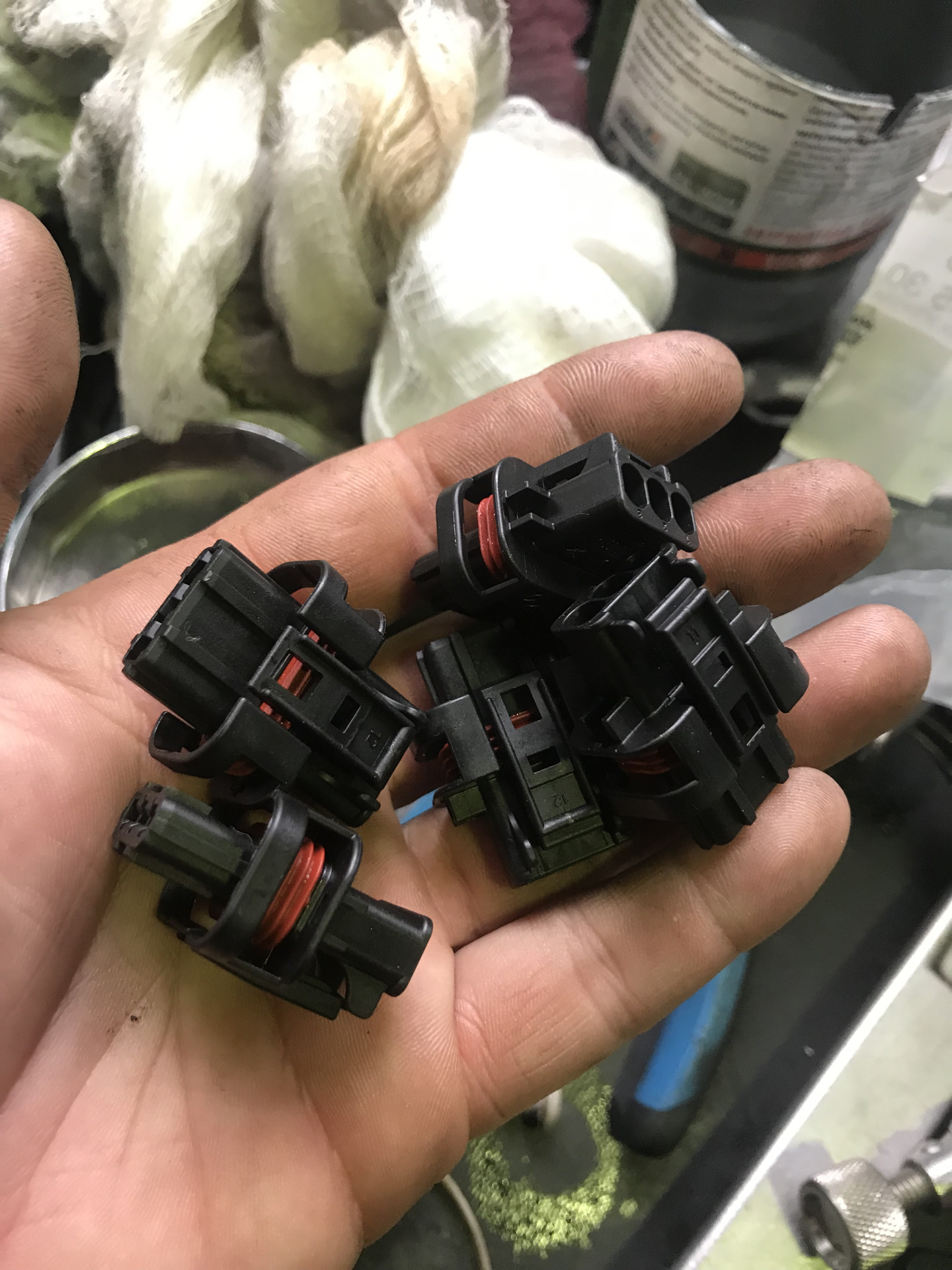 Начнем с мелочей. Прокладка маслянного фильтра и штекера катушек ...