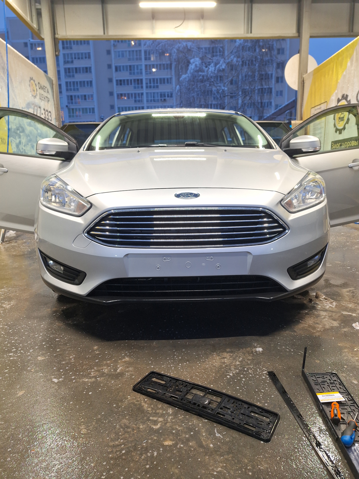 Номерные рамки и заглушки крепления сидений — Ford Focus Wagon III, 1,6 ...
