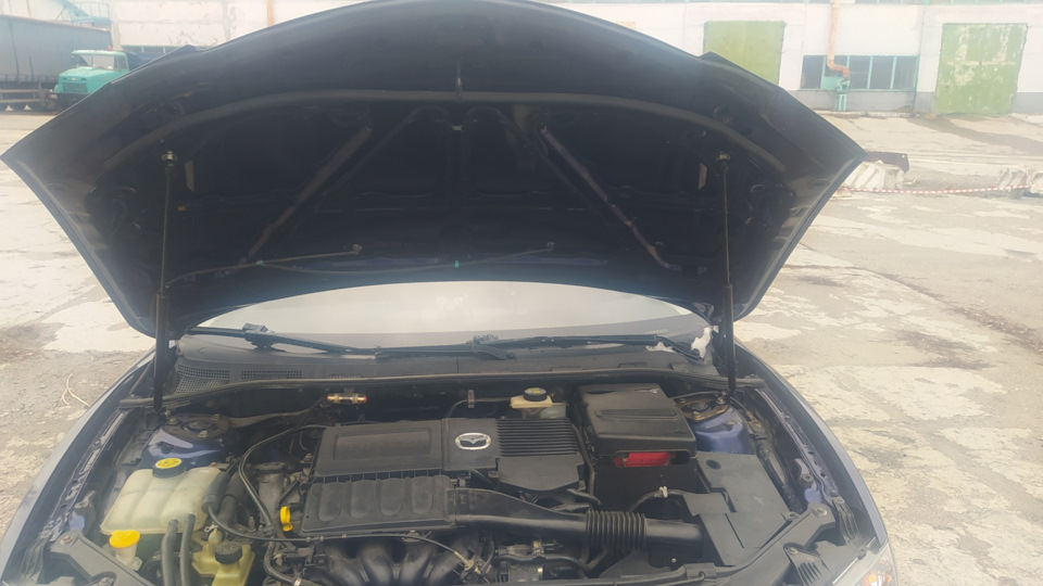 Газовые упоры капота и багажника. — Mazda 3 (1G) BK, 1,6 л, 2006 года ...