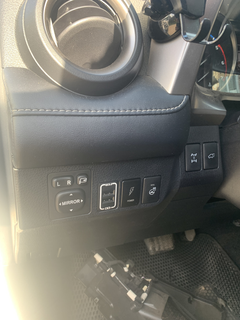 Кнопка размыкания — Toyota RAV4 (IV), 2,2 л, 2015 года | автозвук | DRIVE2