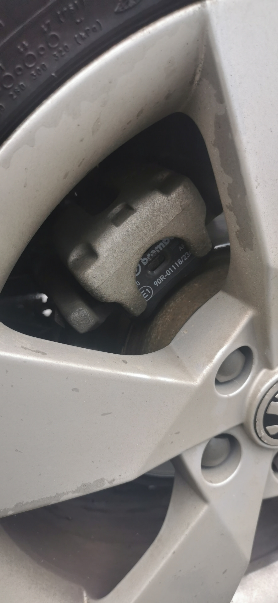 Замена задних тормозных колодок Brembo P85020 — Skoda Octavia A7 Mk3, 1 ...