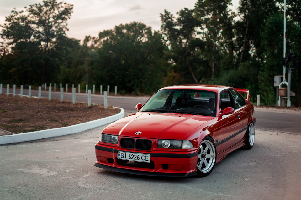 BMW e36 Coupe Ferrari Red осенний фотосет на новых дисках — DRIVE2