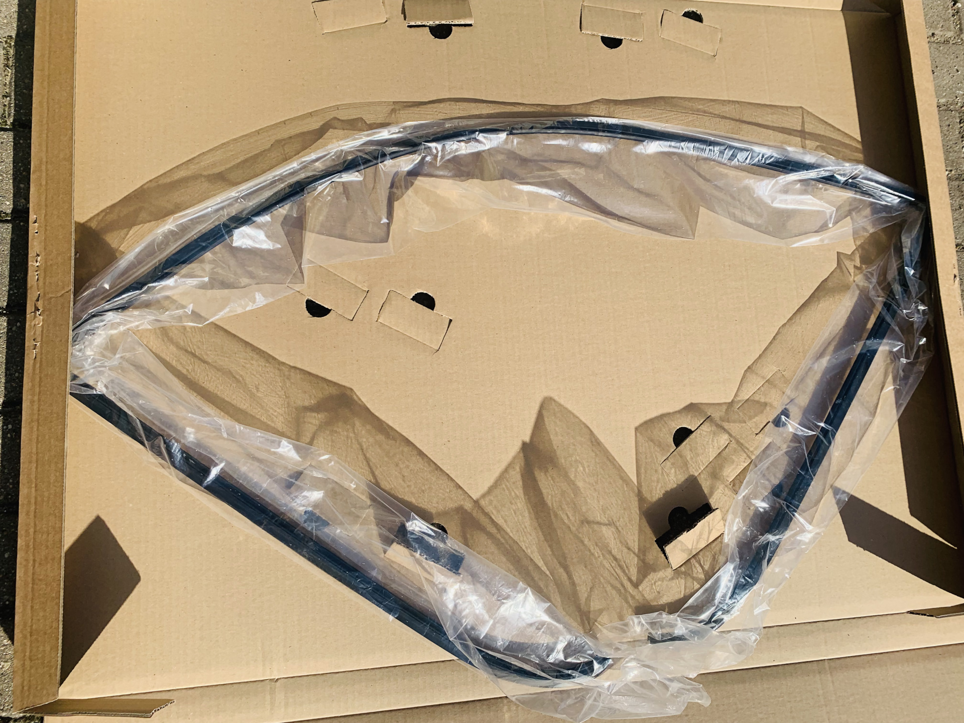 Замена молдинга заднего стекла — BMW 5 series (E60), 3 л, 2007 года ...