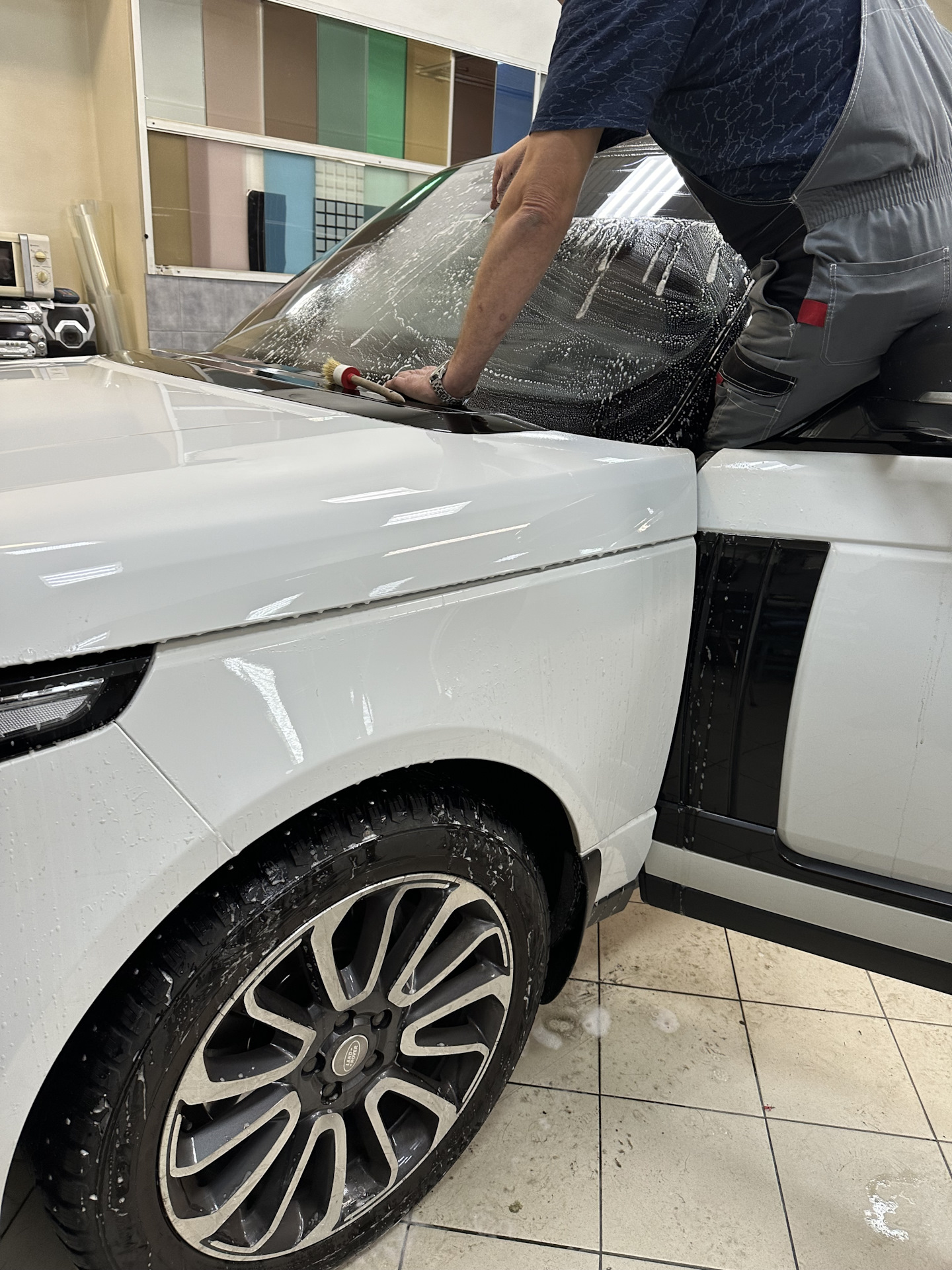 Установка бронепленки на лобовое стекло — Land Rover Range Rover (4G ...