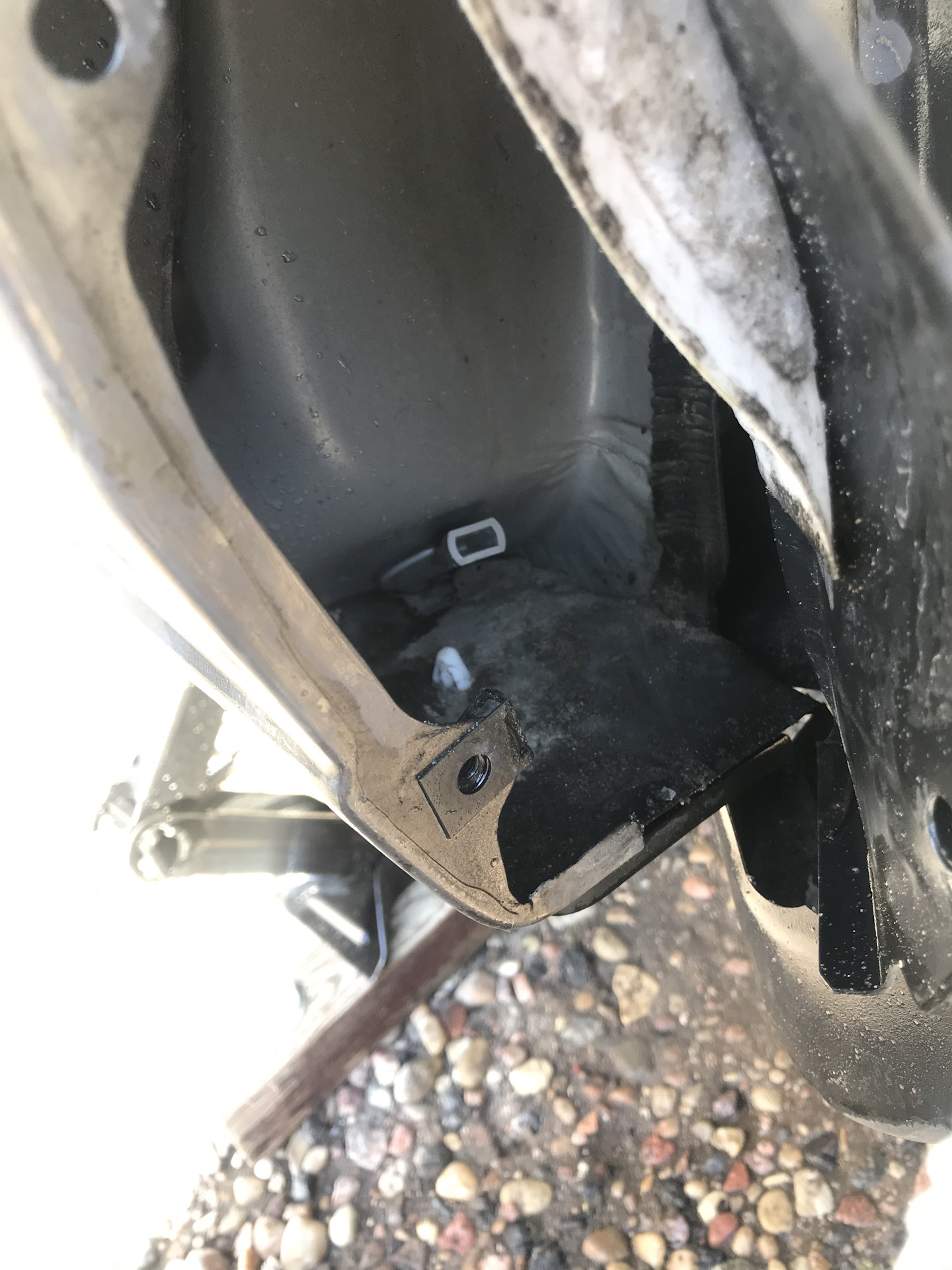 49. Небольшая доработка крепления оригинальных брызговиков — Mazda 6 ...