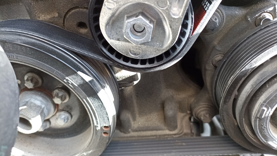 110000км. Замена ролика натяжителя и приводного ремня — BMW X3 (F25), 2 ...