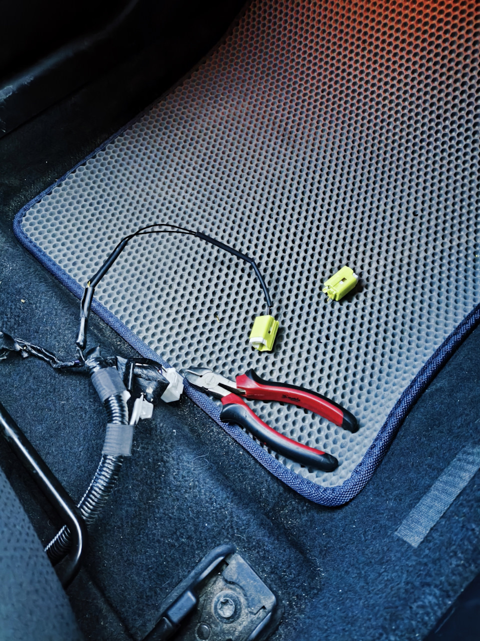 Обрыв цепи левого бокового пиропатрона (B1826) — Toyota Prius (50), 1,8 ...