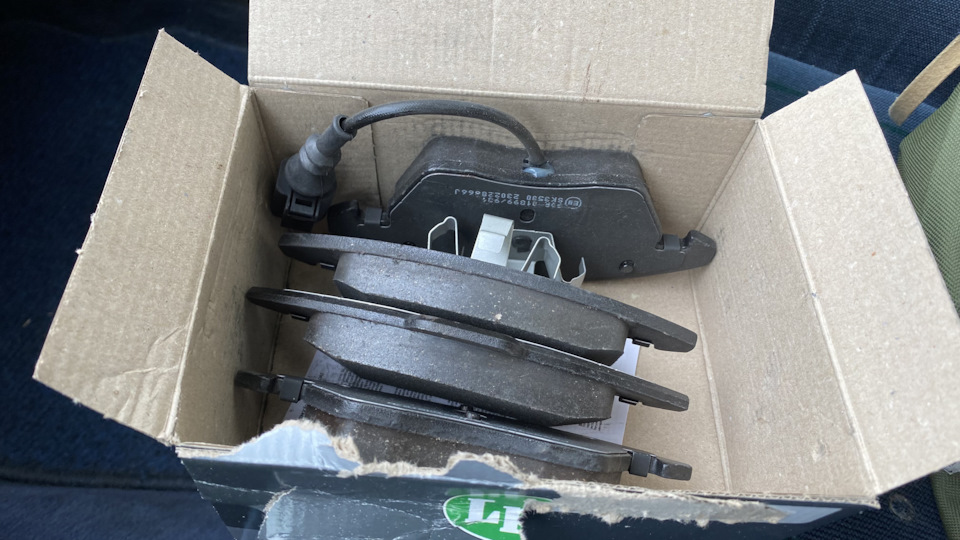 Замена передних тормозных колодок — Volkswagen Touran (1G), 2 л, 2006 ...