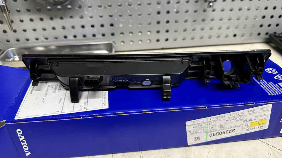 Купил ручку заднего багажника с омывателям камеры пару недель назад ...