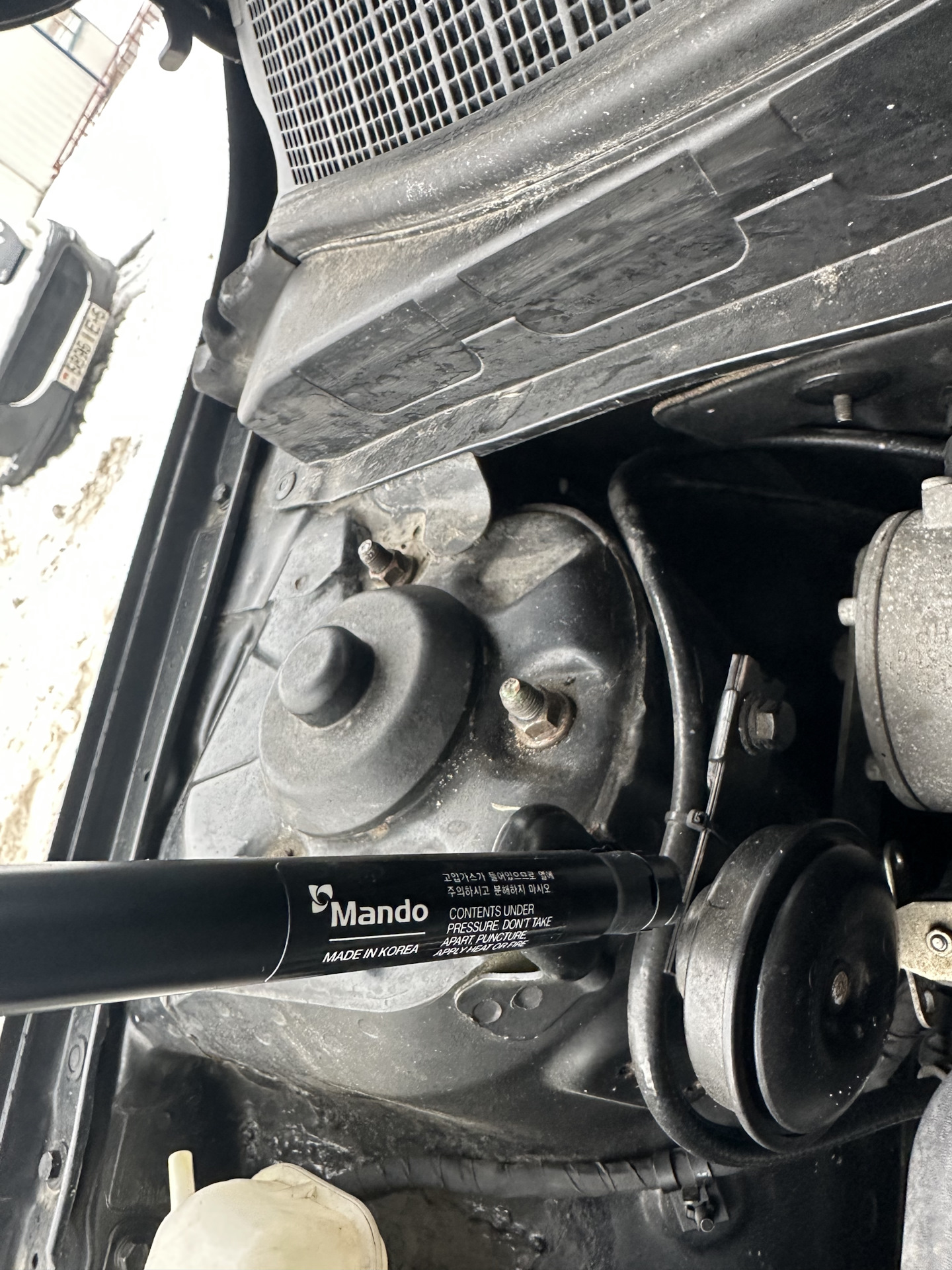 Замена амортизатора(газлифт)капота — KIA Optima (3G), 2 л, 2012 года ...