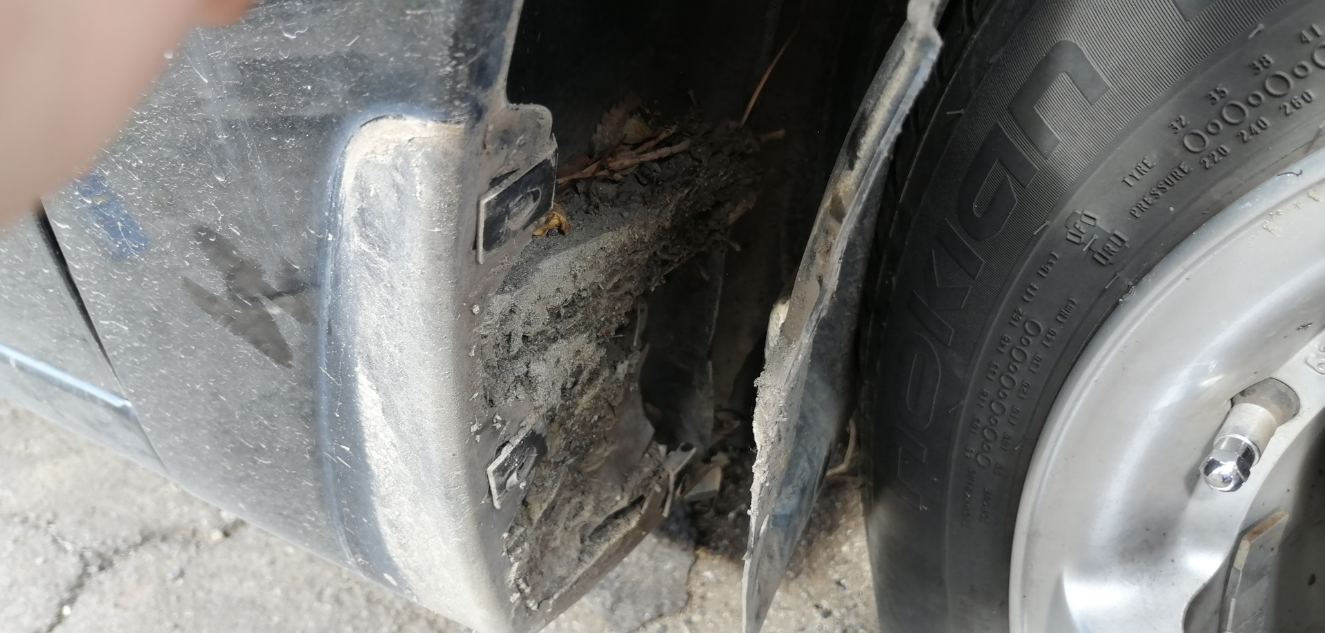Защитные наклейки под резиновые упоры крышки багажника — Mitsubishi ...