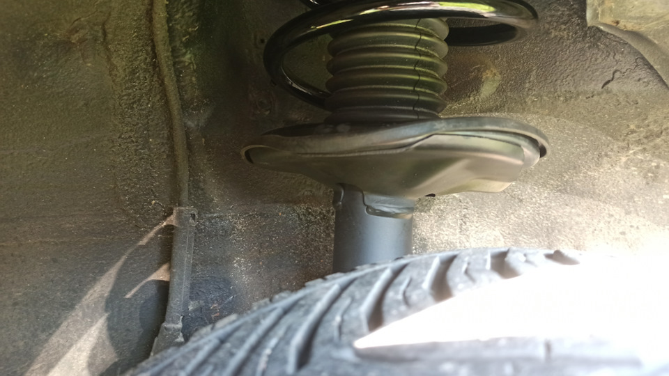 Полное обновление стоек амортизатора на Pontiac — Pontiac Vibe (1G), 1 ...