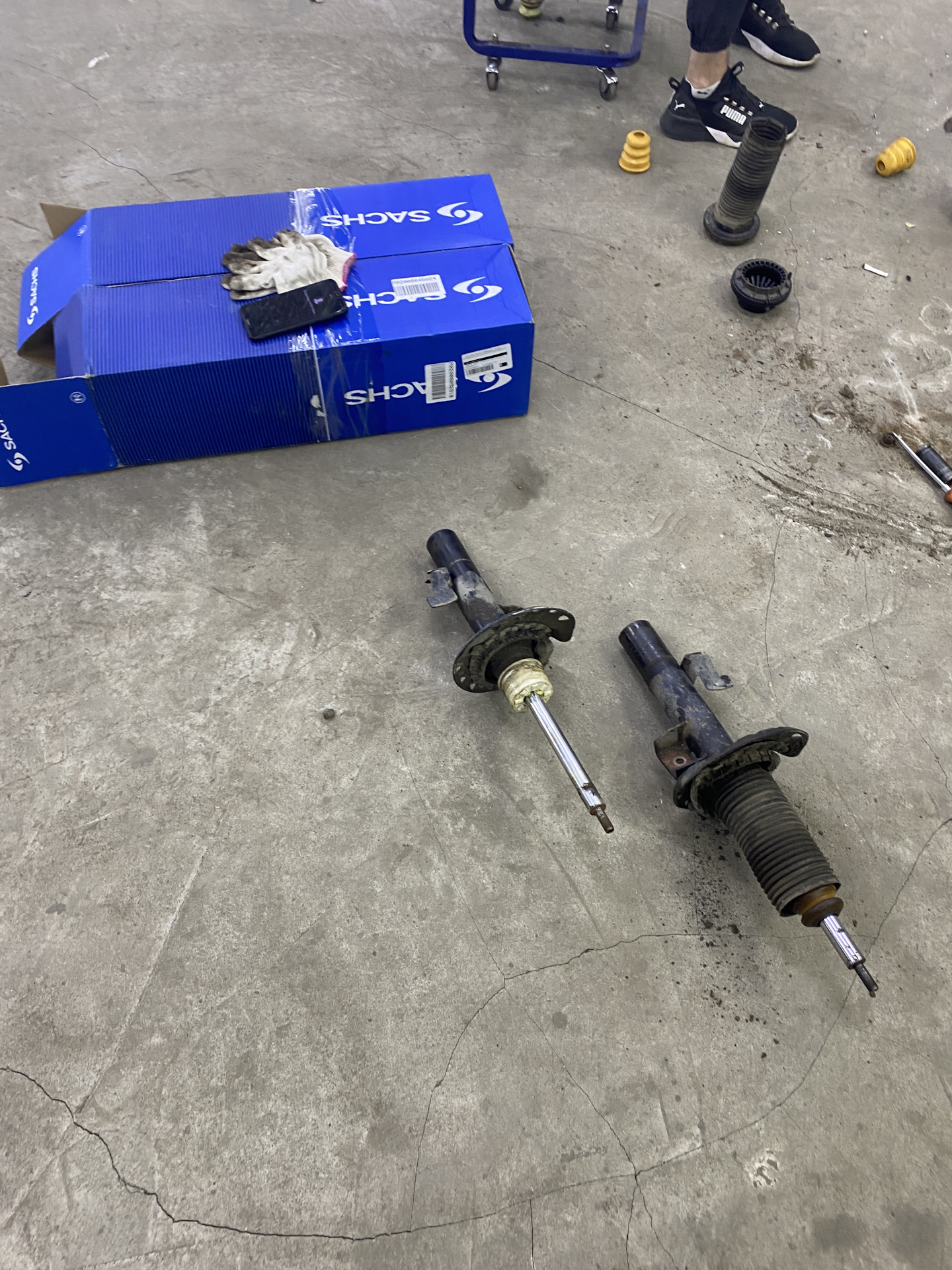 Замена передних стоек амортизаторов — Volvo S60 (2G), 2,4 л, 2010 года ...