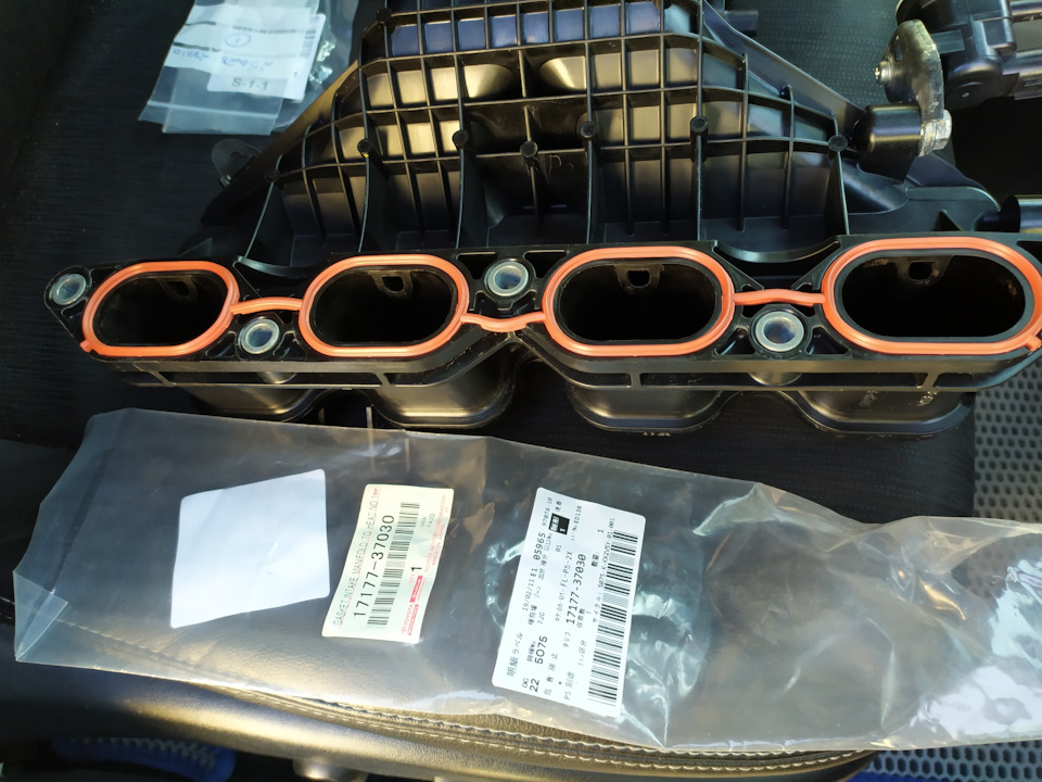 Чистка впускного коллектора — Toyota Prius V, 1,8 л, 2013 года | своими ...