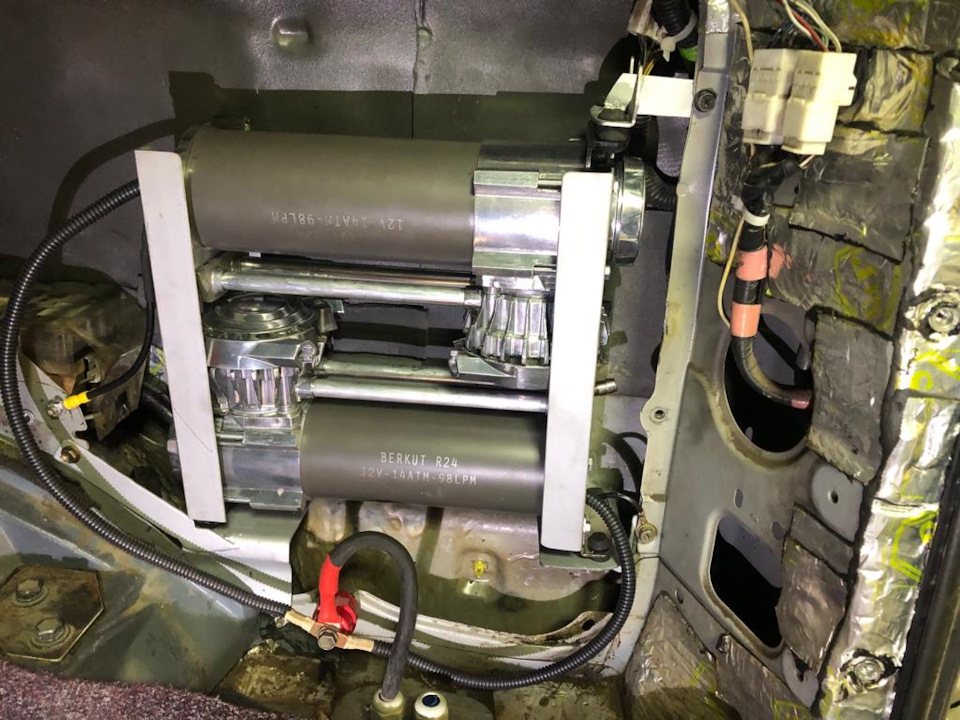 Беркут R24 х 2 в крыло (очередная пневмосистема) — Toyota Land Cruiser ...