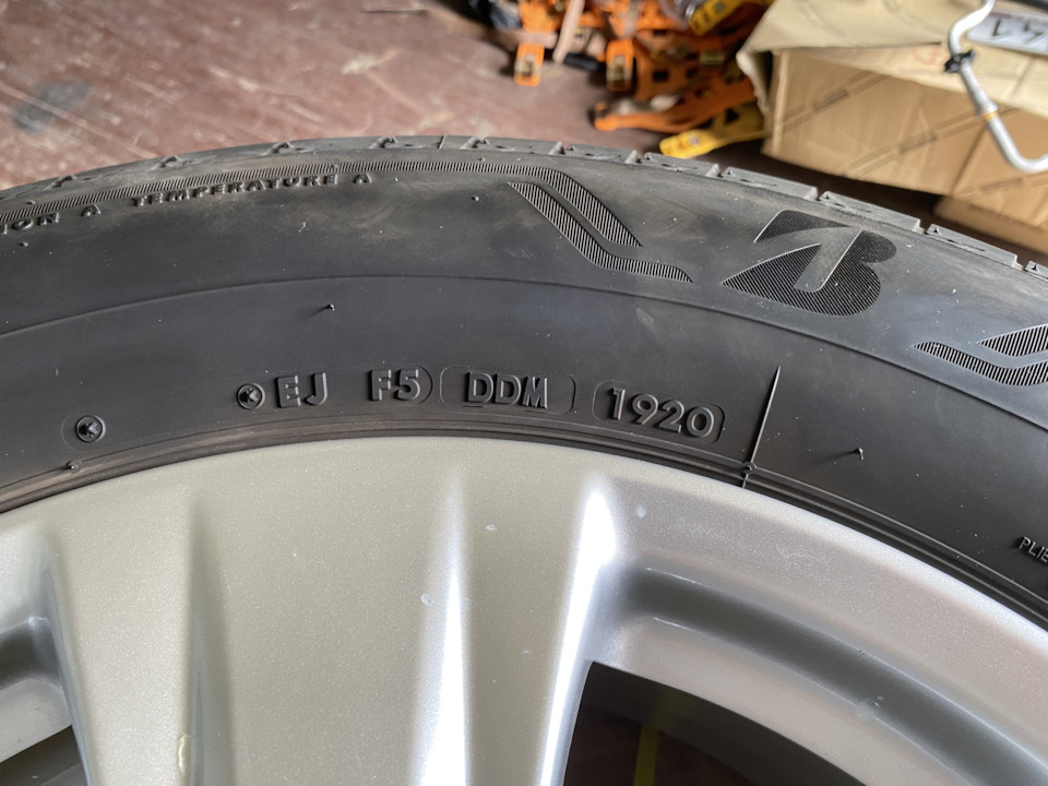 Шины летние Bridgestone 225/65 R17, литые диски Toyota 7Jx17 ET35 5x114 ...