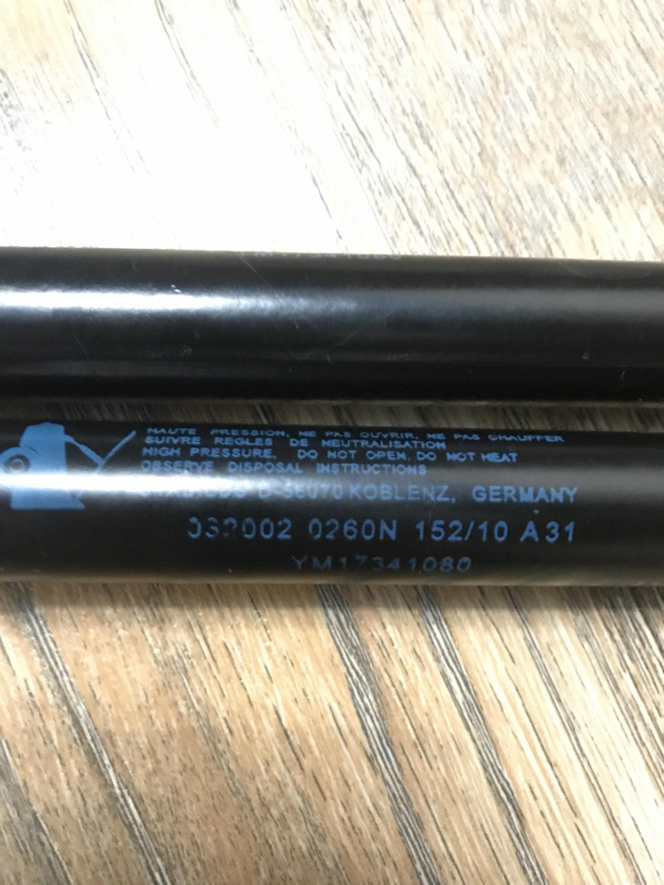 Замена амортизаторов капота — Peugeot RCZ, 1,6 л, 2010 года | своими ...