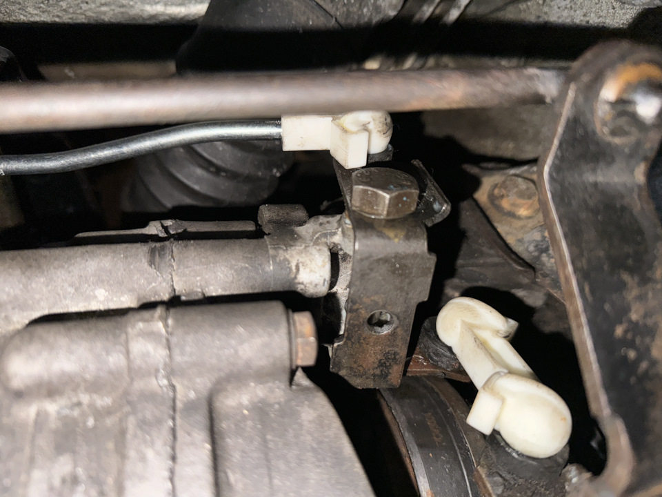 24. Замена тяг кпп и кронштейна тяги кпп — Volkswagen Golf Mk2, 1,6 л ...