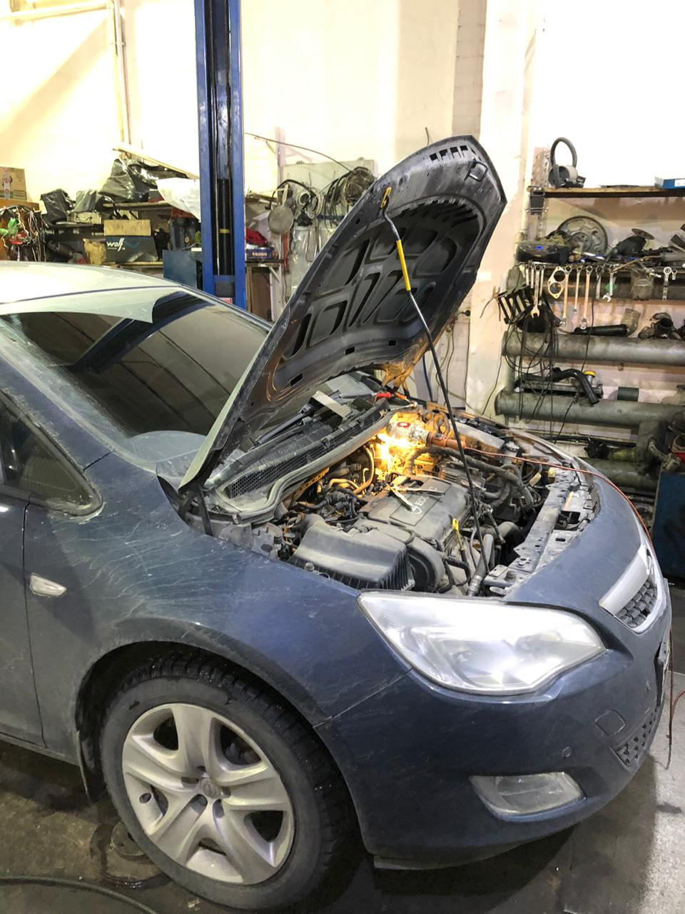 Замена расширительного бачка антифриза — Opel Astra J, 1,6 л, 2011 года ...