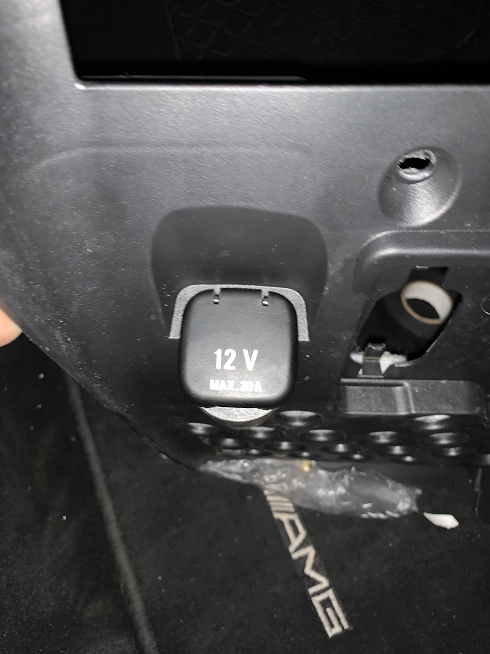 Розетка в ногах пассажира w164 — Mercedes-Benz ML 63 AMG (W164), 6,3 л ...